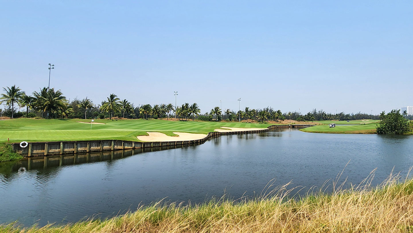 The water-laden 18th hole of the Nicklaus Course at Legend Da Nang Golf ...